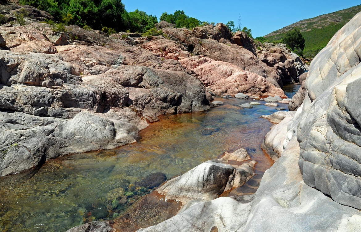 EASY RIVER HIKE IN THE FANGO VALLEY