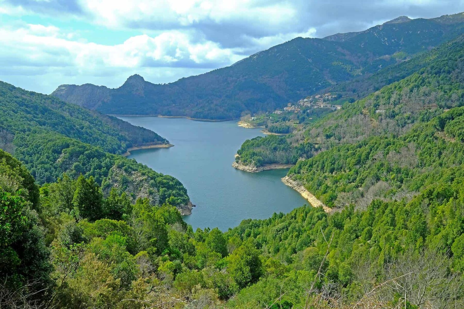 KAYAKING ON LAC DE TOLLA – MOUNTAIN PADDLES IN CORSICA KAYAKING ON LAC ...
