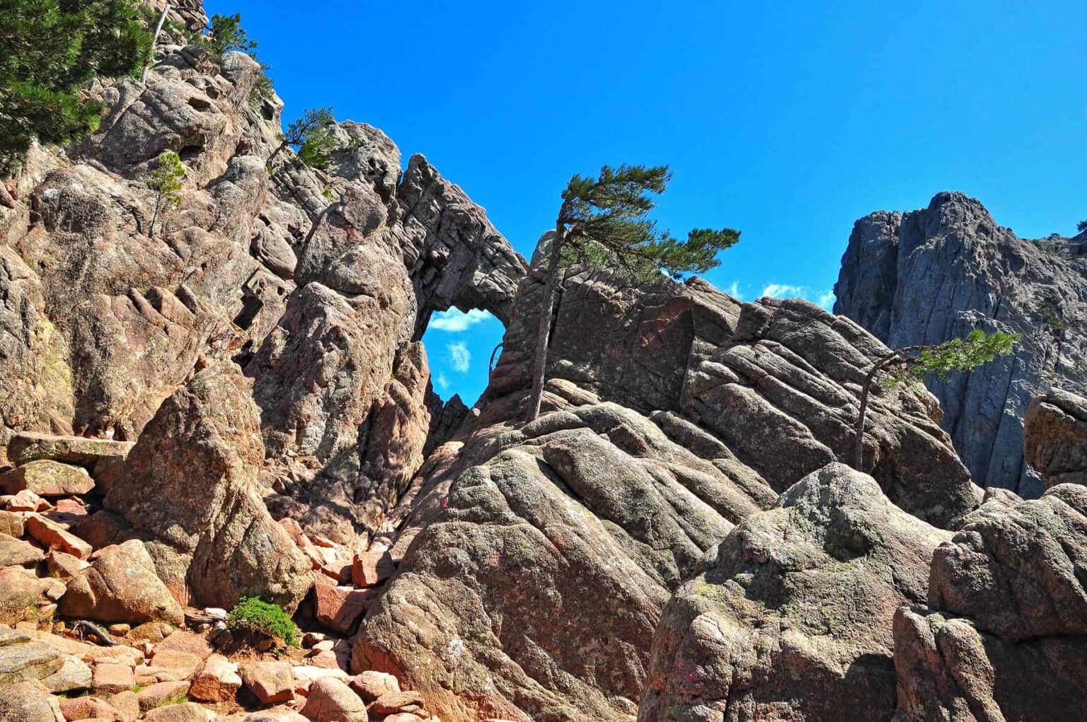 TROU DE LA BOMBE – HIKING TO THE HIDDEN GEM OF BAVELLA