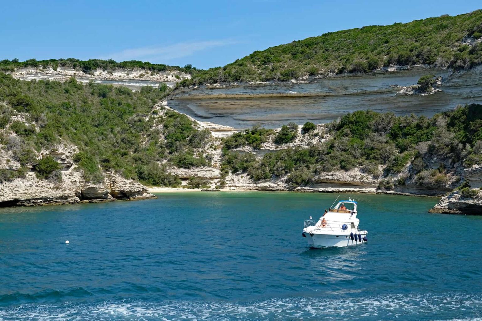 16 STUNNING BONIFACIO BEACHES YOU CAN’T MISS