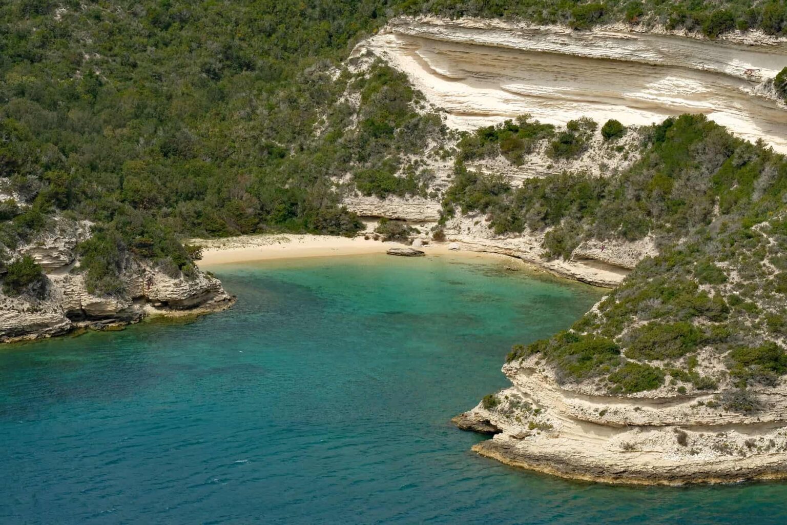 16 STUNNING BONIFACIO BEACHES YOU CAN’T MISS